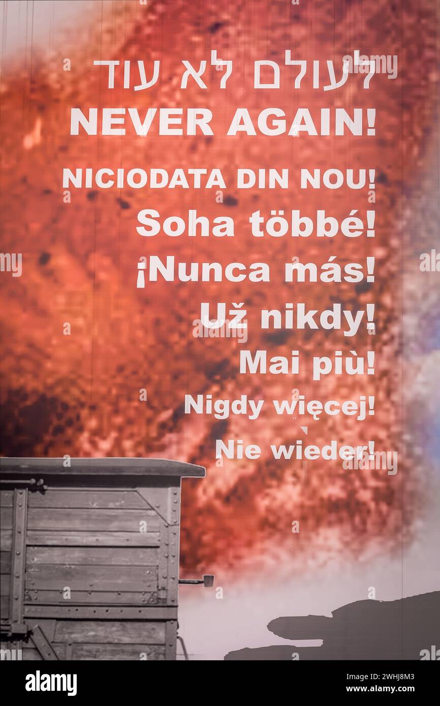 Holocaust memorial, Multilingual Never again Stock Photo - Alamy
