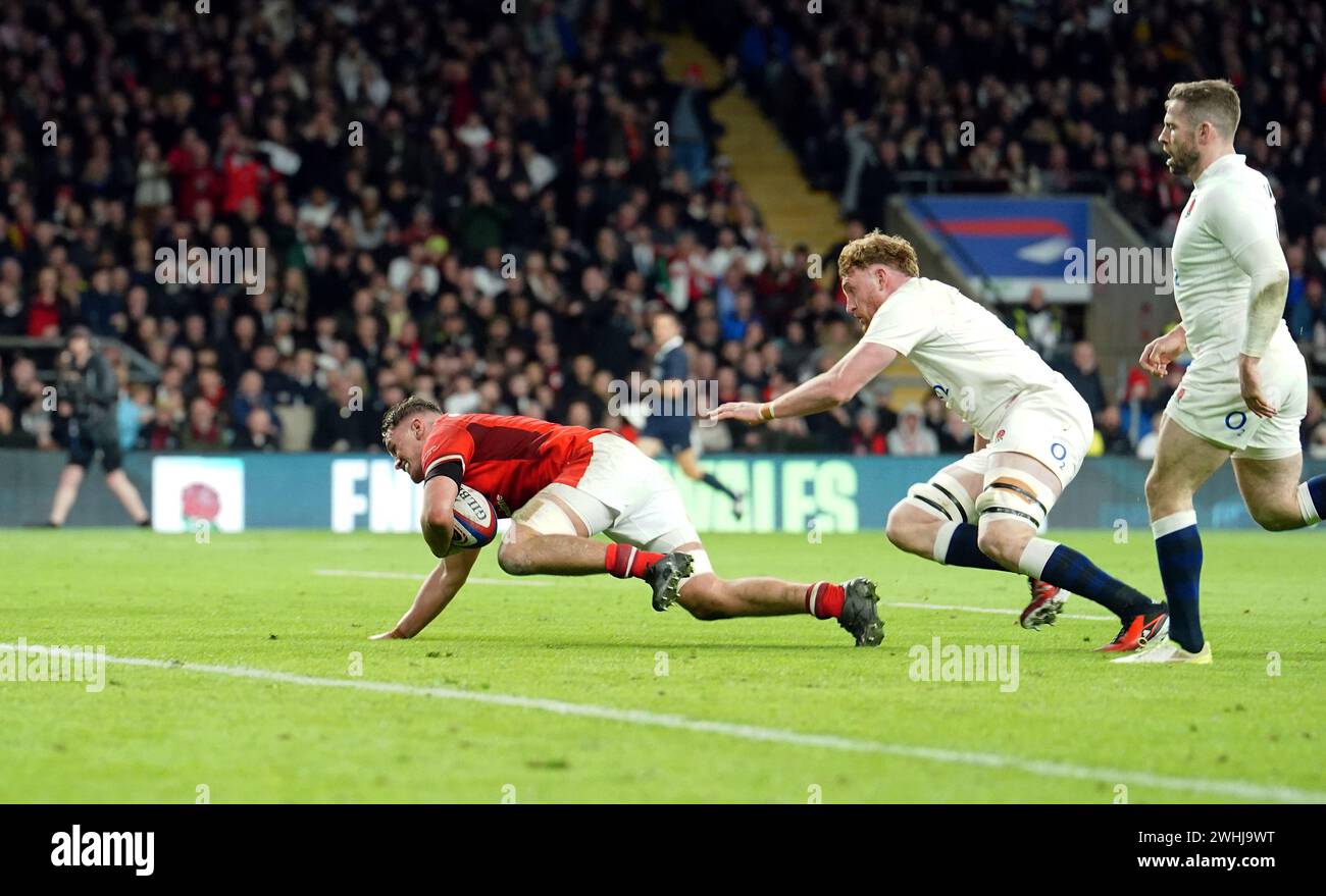Wales's Alex Mann scores their side's second try during the Guinness ...