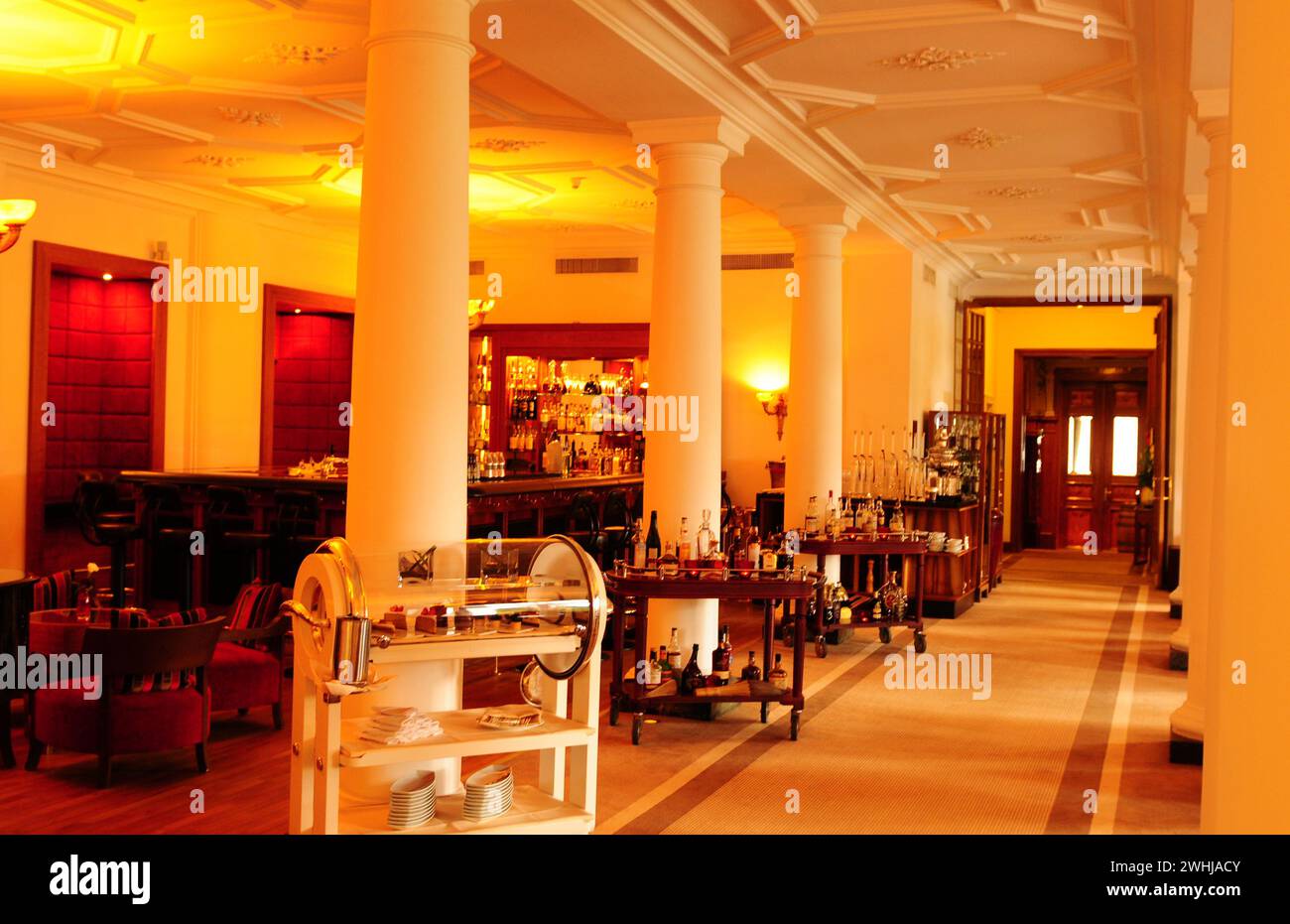 Die Bar im Kempinski des Baign Hotel in St. Moritz. The lovely bar at ...