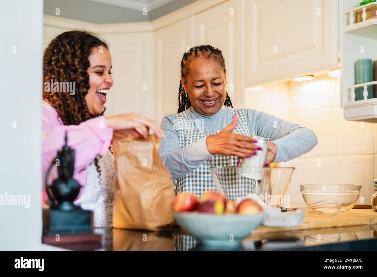 African cooking pot hi-res stock photography and images - Alamy