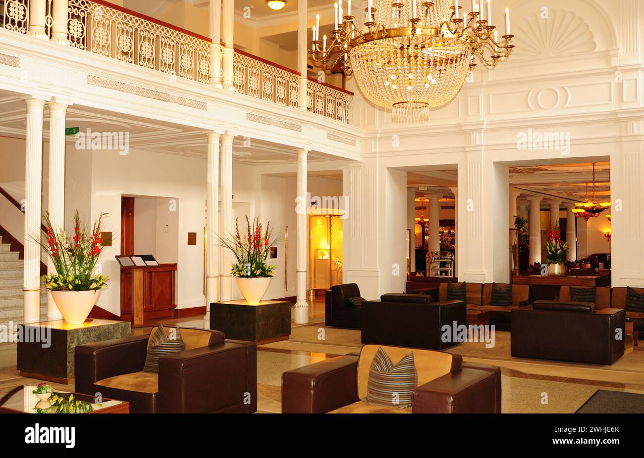 Die geräumige Lobby des Luxushotels Kempinski des Baigns in St. Moritz ...