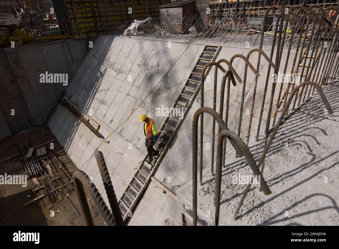 Reinforced concrete workers concrete structure hi-res stock photography ...