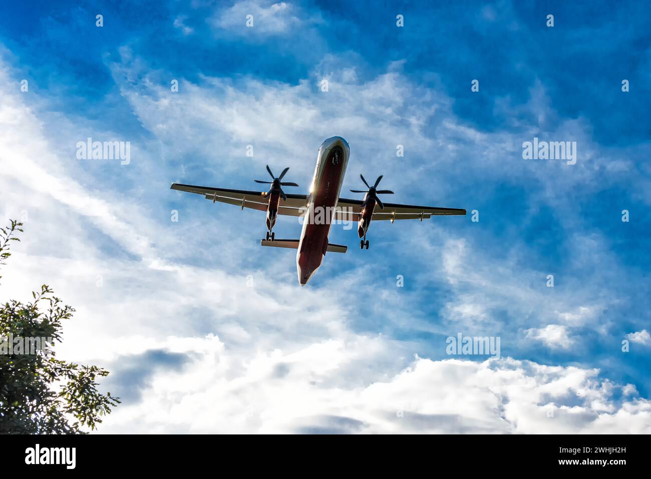Plane approach before landing hi-res stock photography and images - Alamy