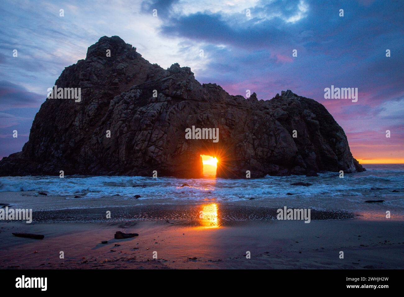 The beautiful sunset at Keyhole Arch during the winter solstice Stock ...