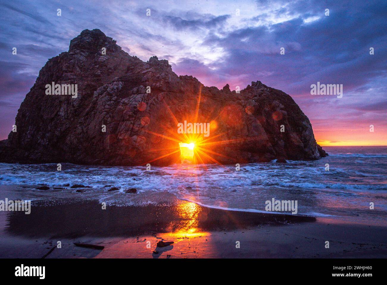 The beautiful sunset at Keyhole Arch during the winter solstice Stock ...