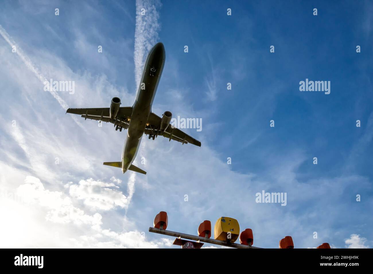 Landing aircraft hi-res stock photography and images - Alamy