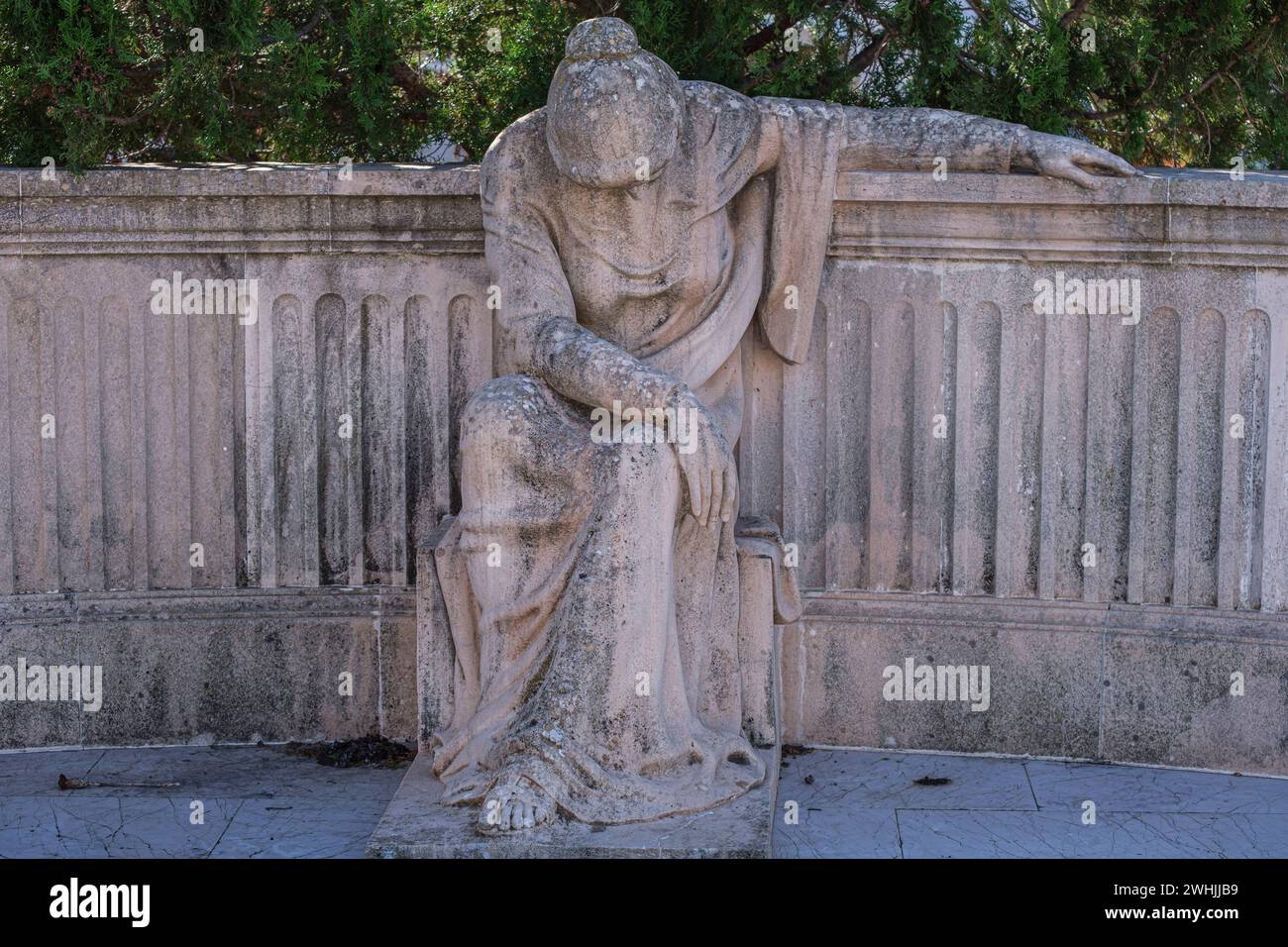 Statue of weeping woman hi-res stock photography and images - Alamy