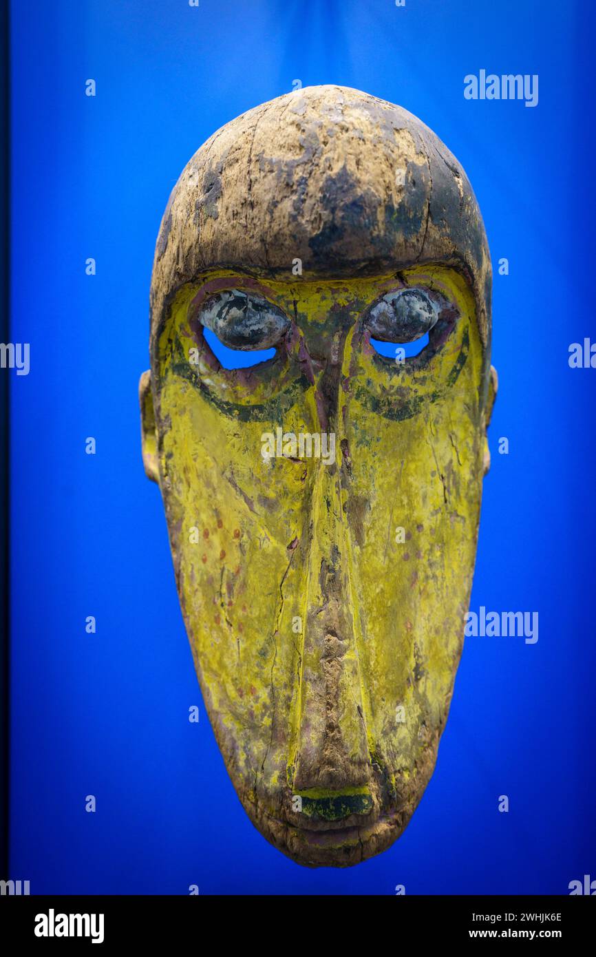 Ritual mask hi-res stock photography and images - Alamy