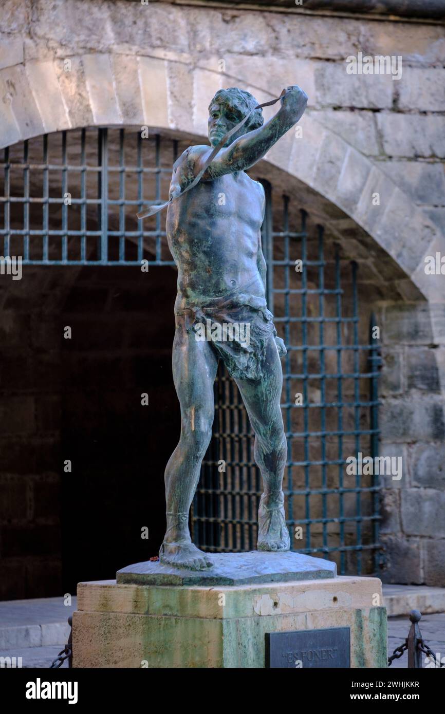 Slinger hi-res stock photography and images - Alamy