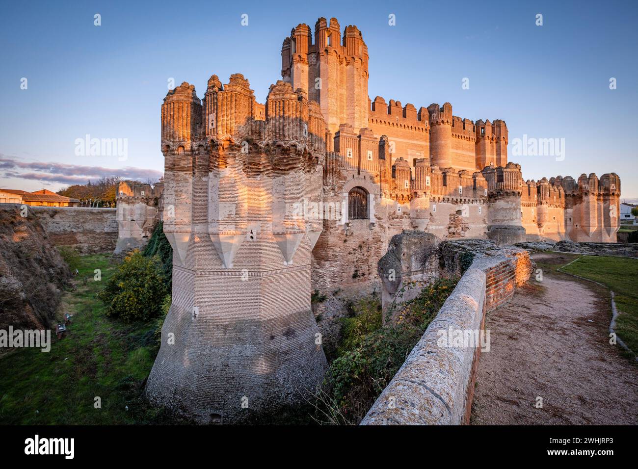 Castle wall and defensive tower hi-res stock photography and images - Alamy