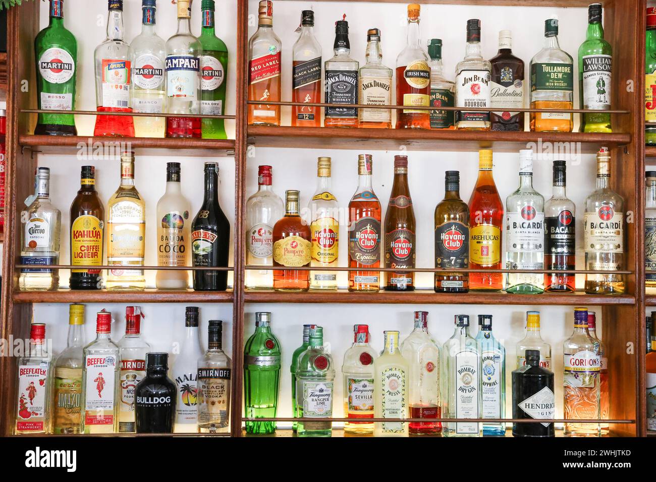 Symbolfoto, Alkohol,, Symbolfoto, Alkohol, alkoholflaschen in einer Bar ...