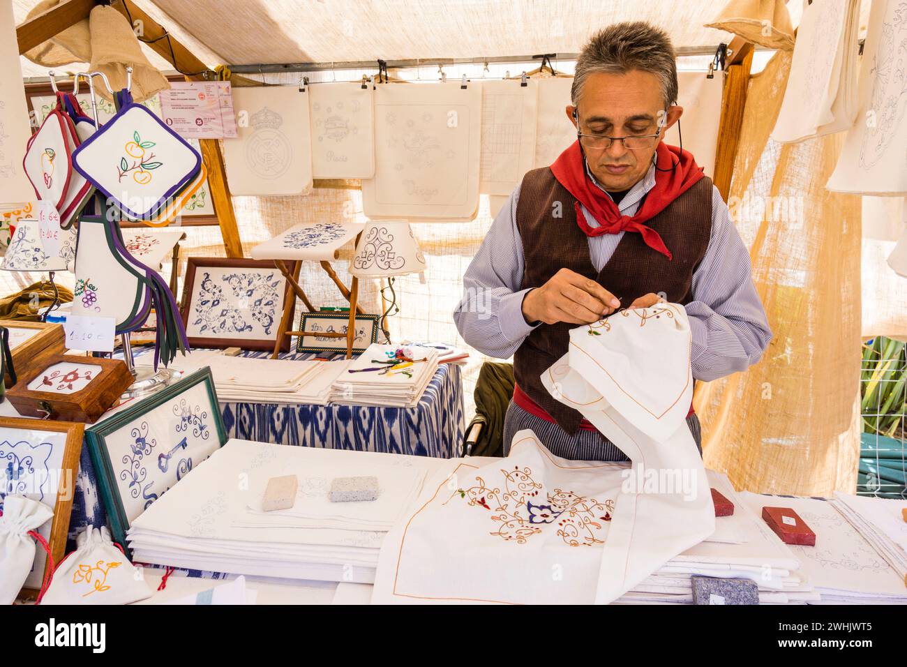 Artesano bordando hi-res stock photography and images - Alamy