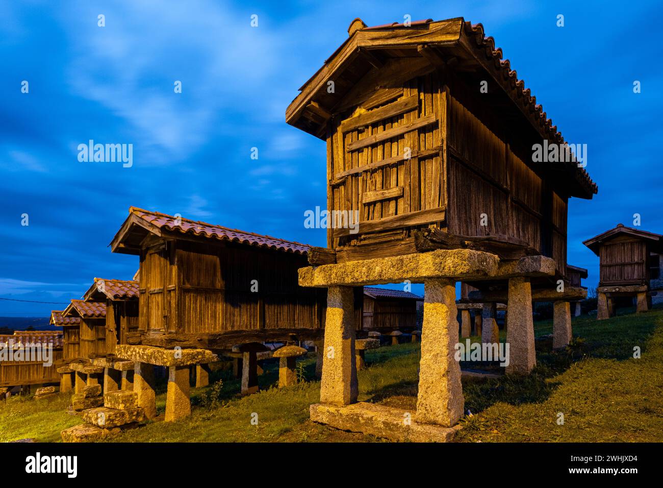 Granaries hi-res stock photography and images - Alamy