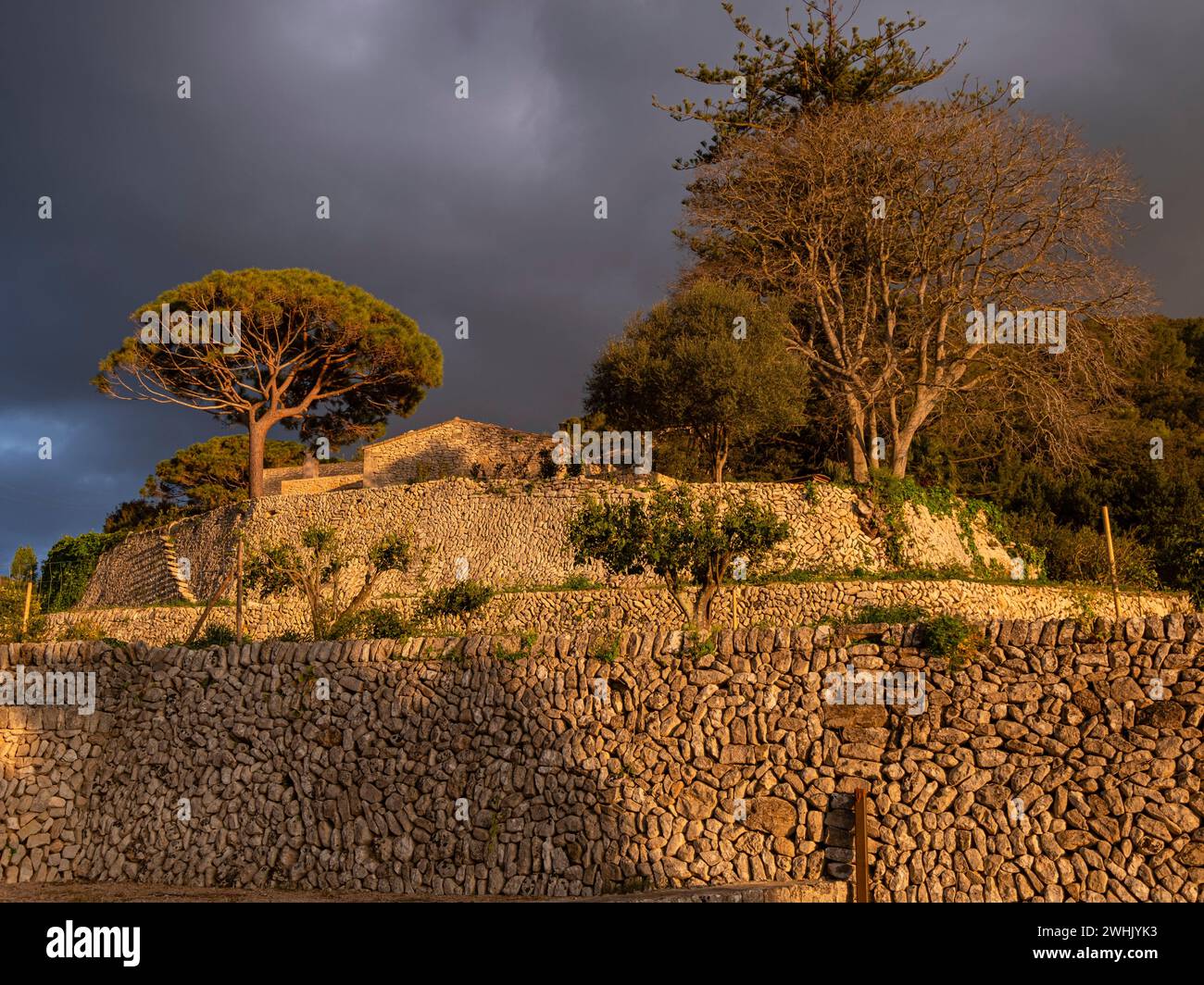 Walls built stones hi-res stock photography and images - Alamy