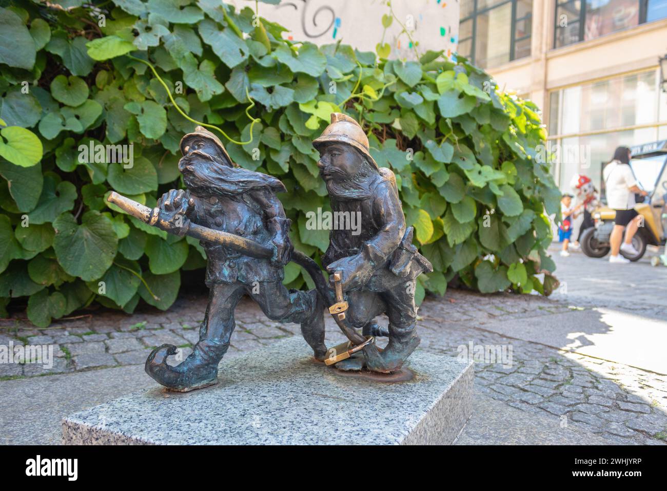 Wroclaw dwarfs - Strazak (Firefighter) behind the Jas (Hansel) House ...