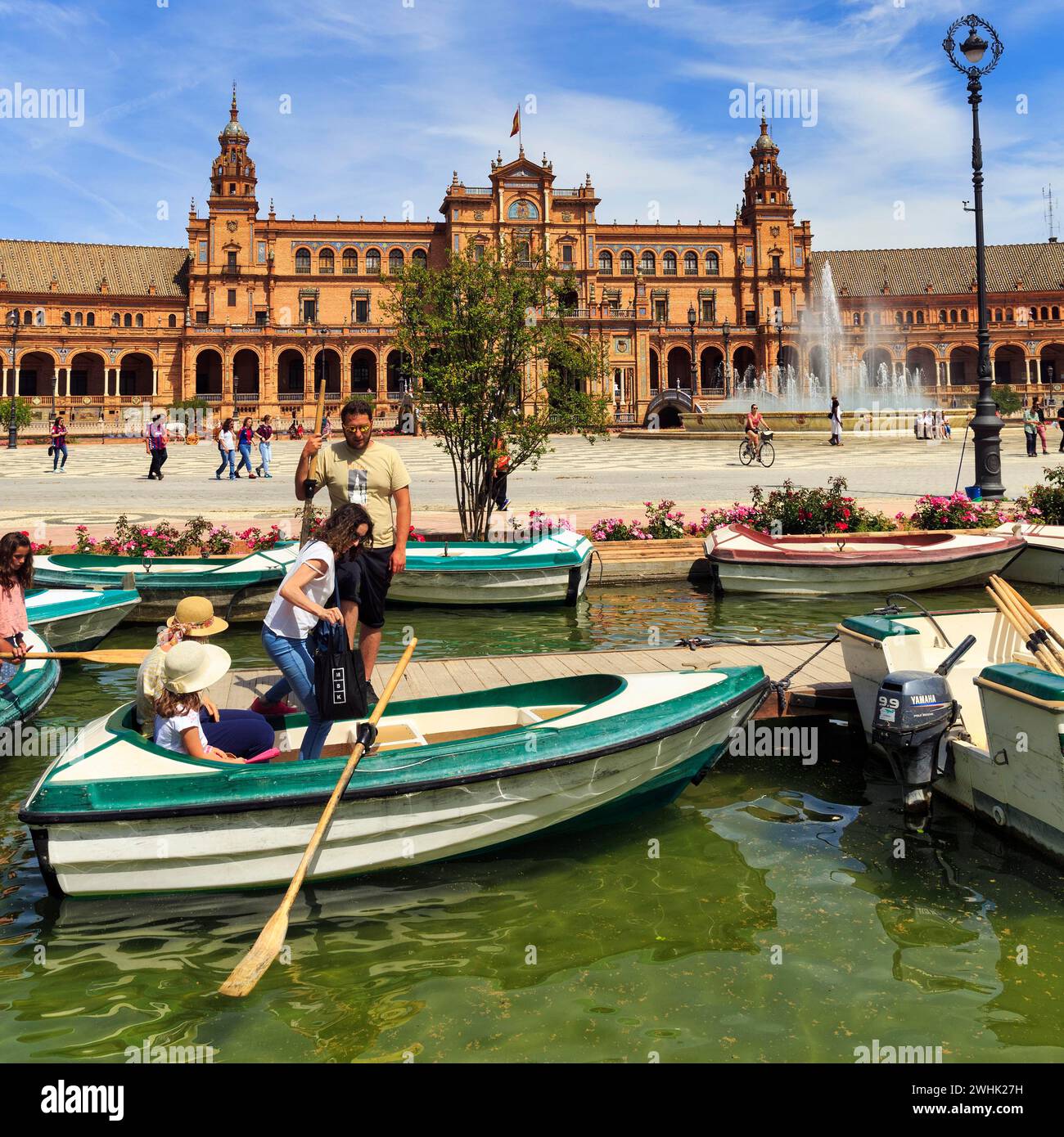 Five people in rowing boat hi-res stock photography and images - Alamy