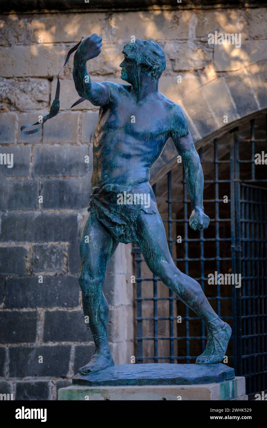 Slinger hi-res stock photography and images - Alamy