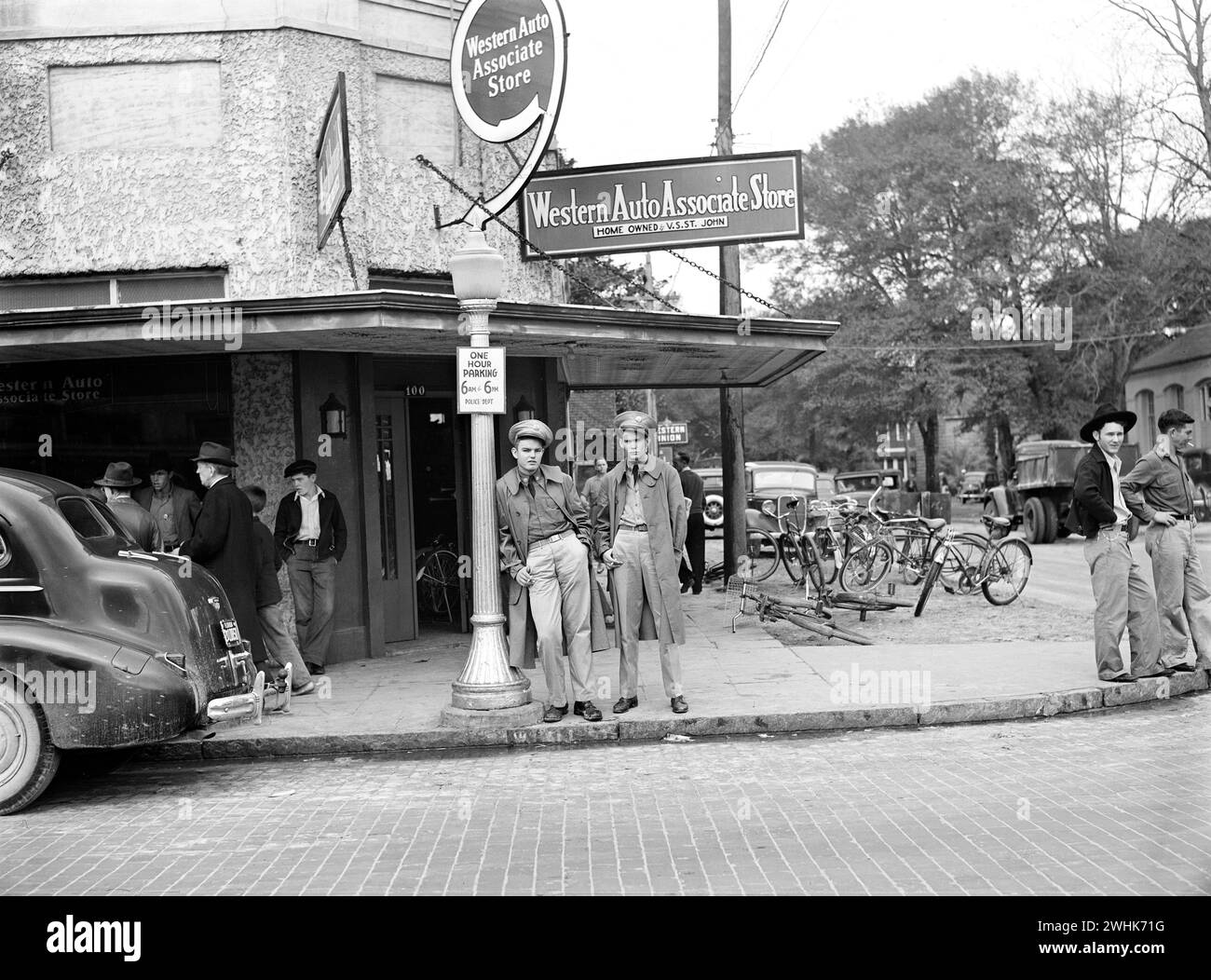1940s uniforms hi-res stock photography and images - Alamy