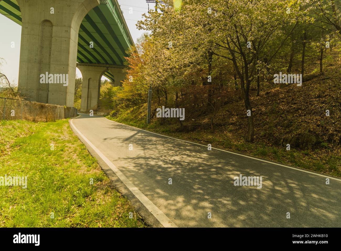 Country road running under highway hi-res stock photography and images ...
