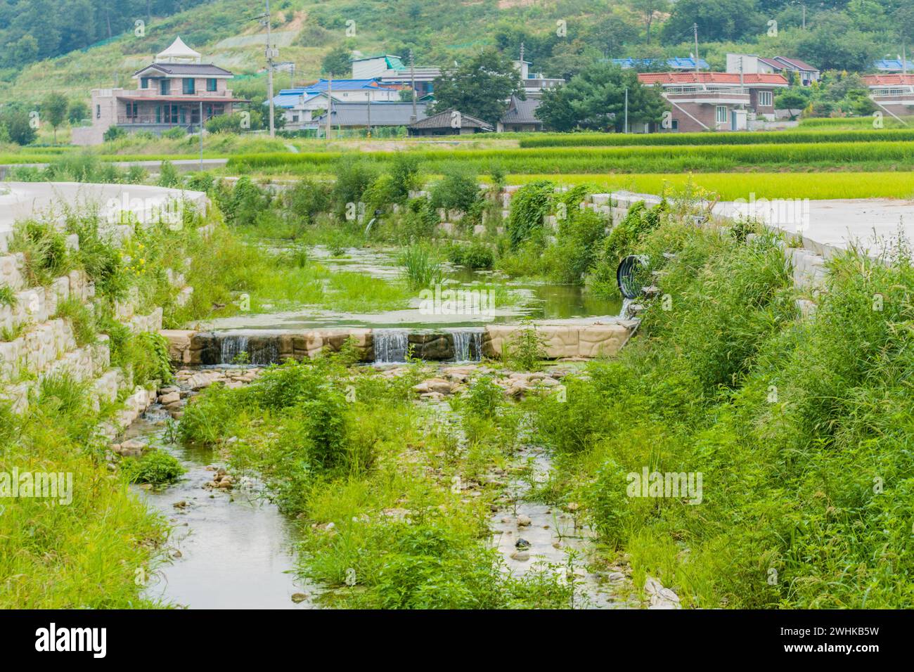 Man made small waterfall hi-res stock photography and images - Alamy