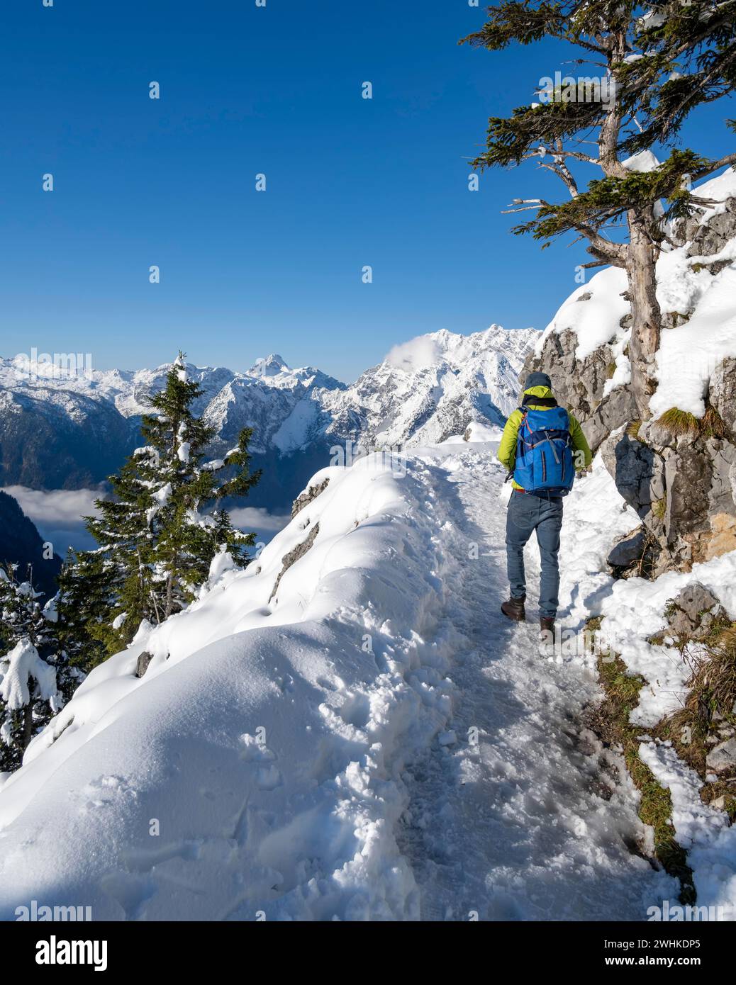 Mountaineers on the way to the Jenner summit with snow, snowy mountain ...
