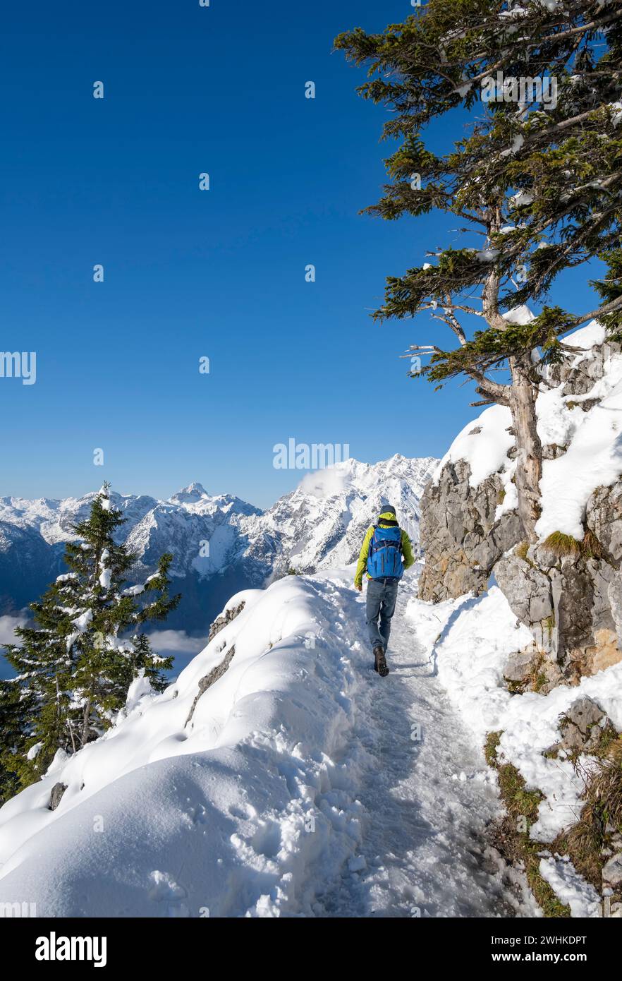 Mountaineers on the way to the Jenner summit with snow, snowy mountain ...