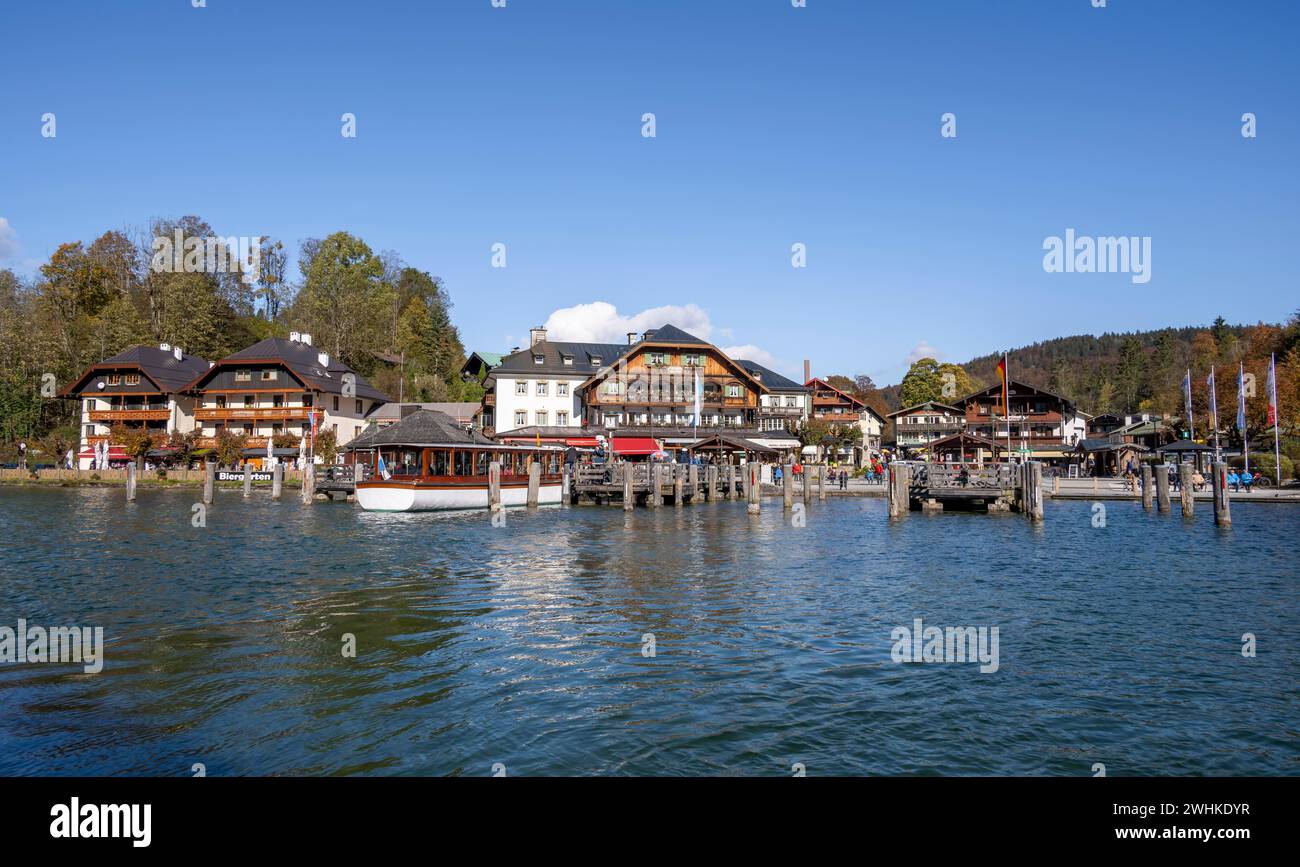Jetty with Hotel Schiffmeister in autumn, Schoenau am Koenigssee ...