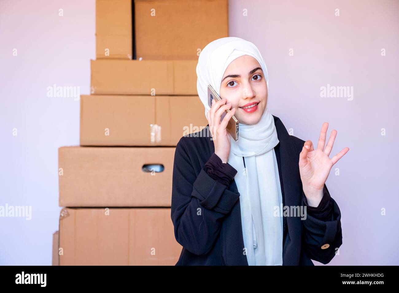 Mobile phone call muslim woman calling hi-res stock photography and ...