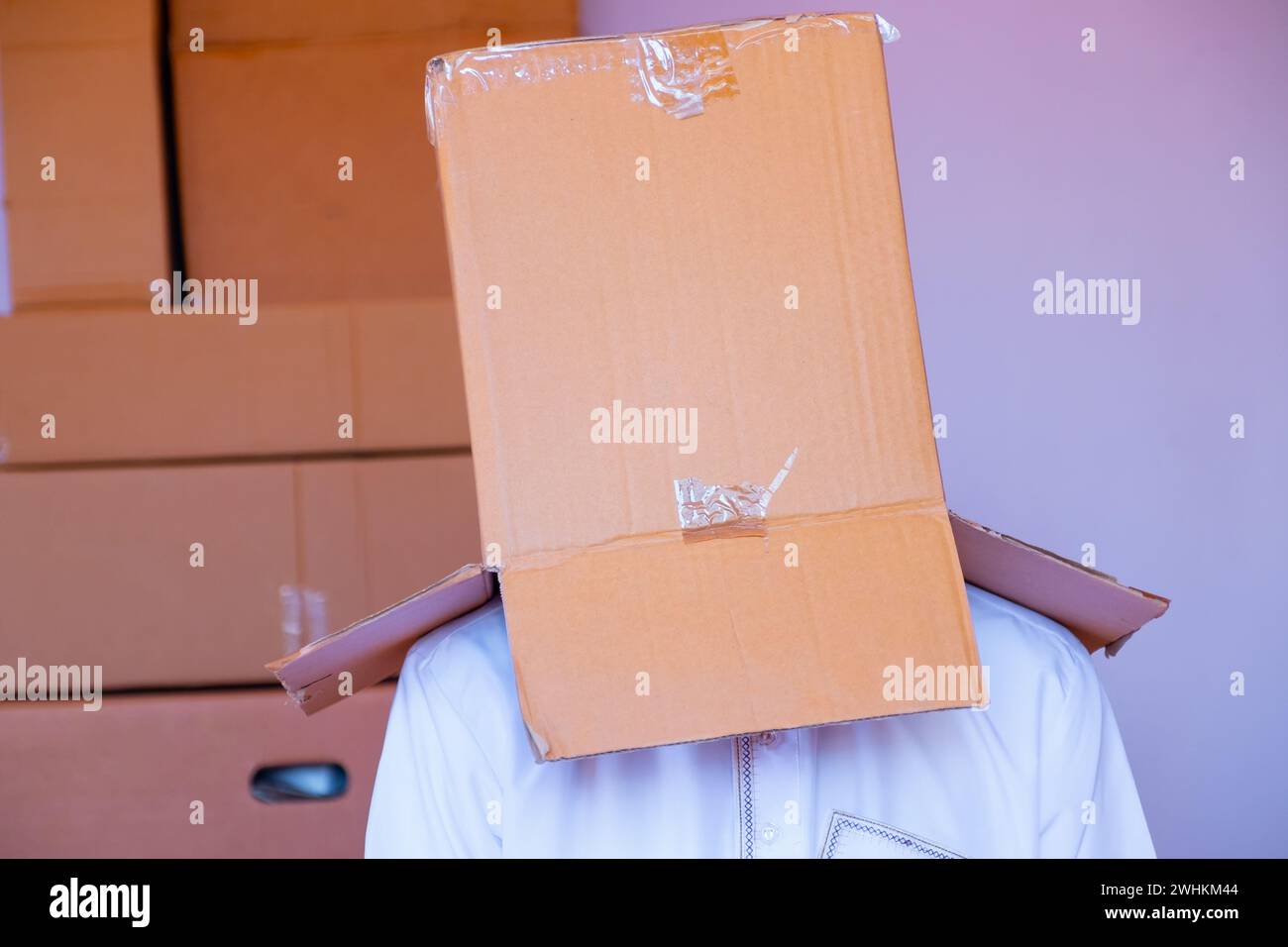 Man carrying box on head hi-res stock photography and images - Alamy