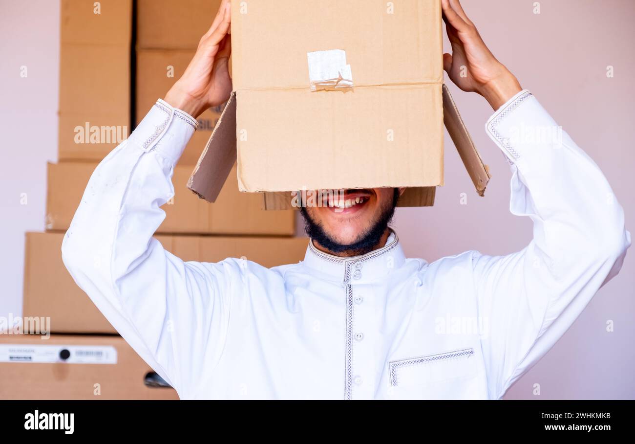 Man carrying box on head hi-res stock photography and images - Alamy