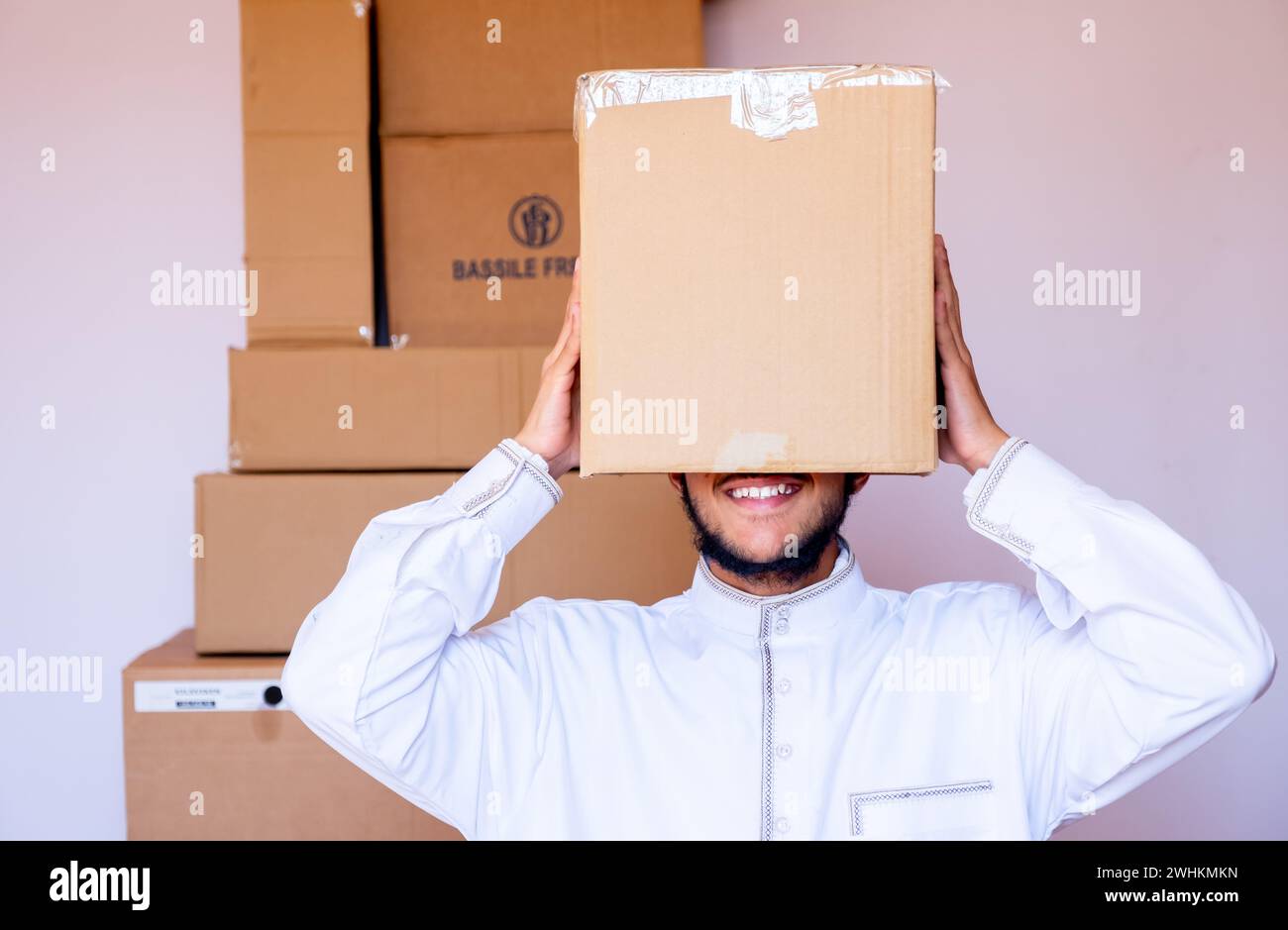 Man carrying box on head hi-res stock photography and images - Alamy