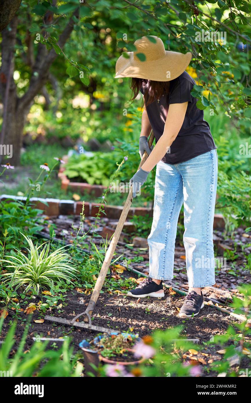 Woman digging in ground hi-res stock photography and images - Alamy