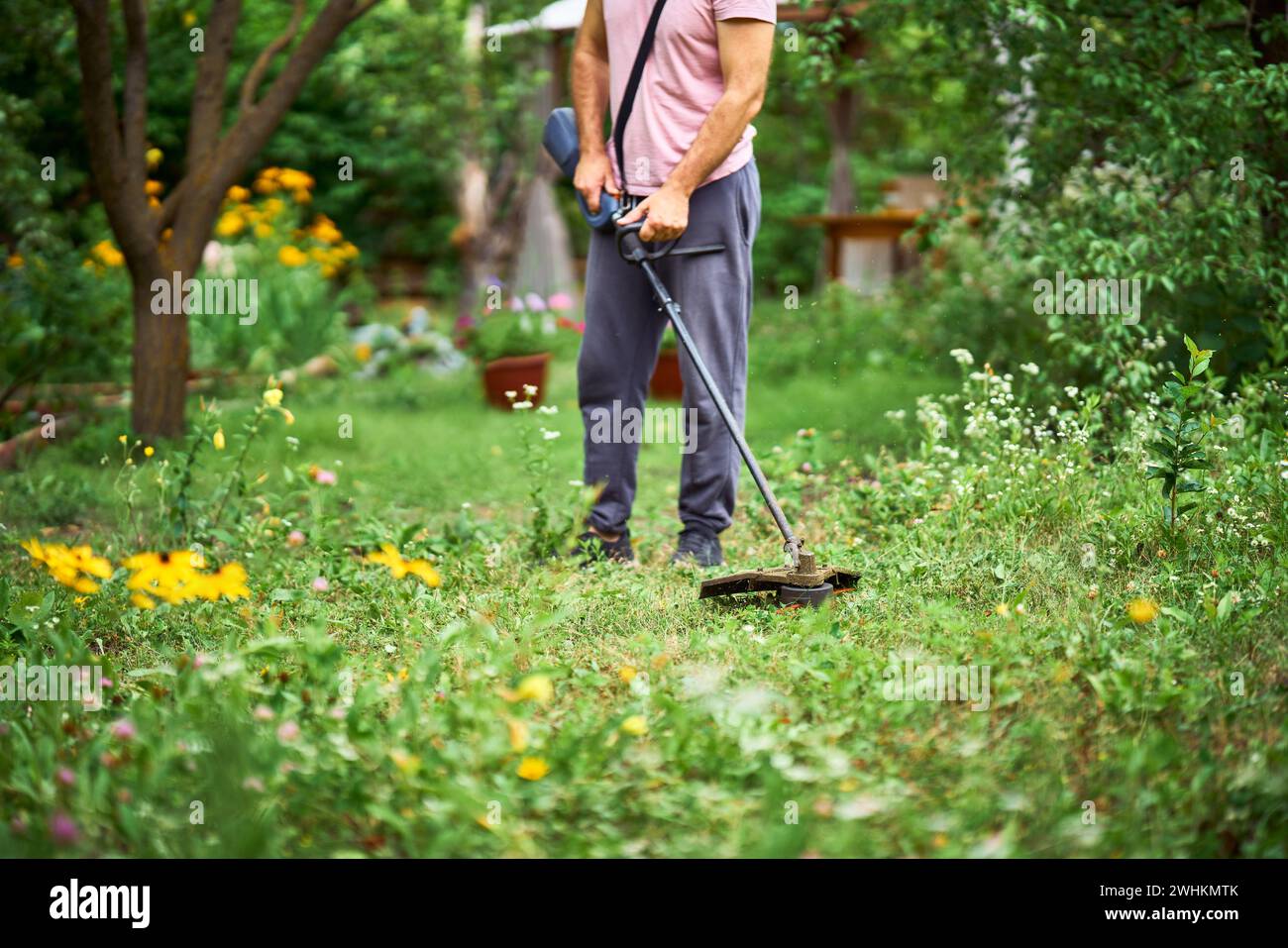 Man cutting grass hi-res stock photography and images - Alamy