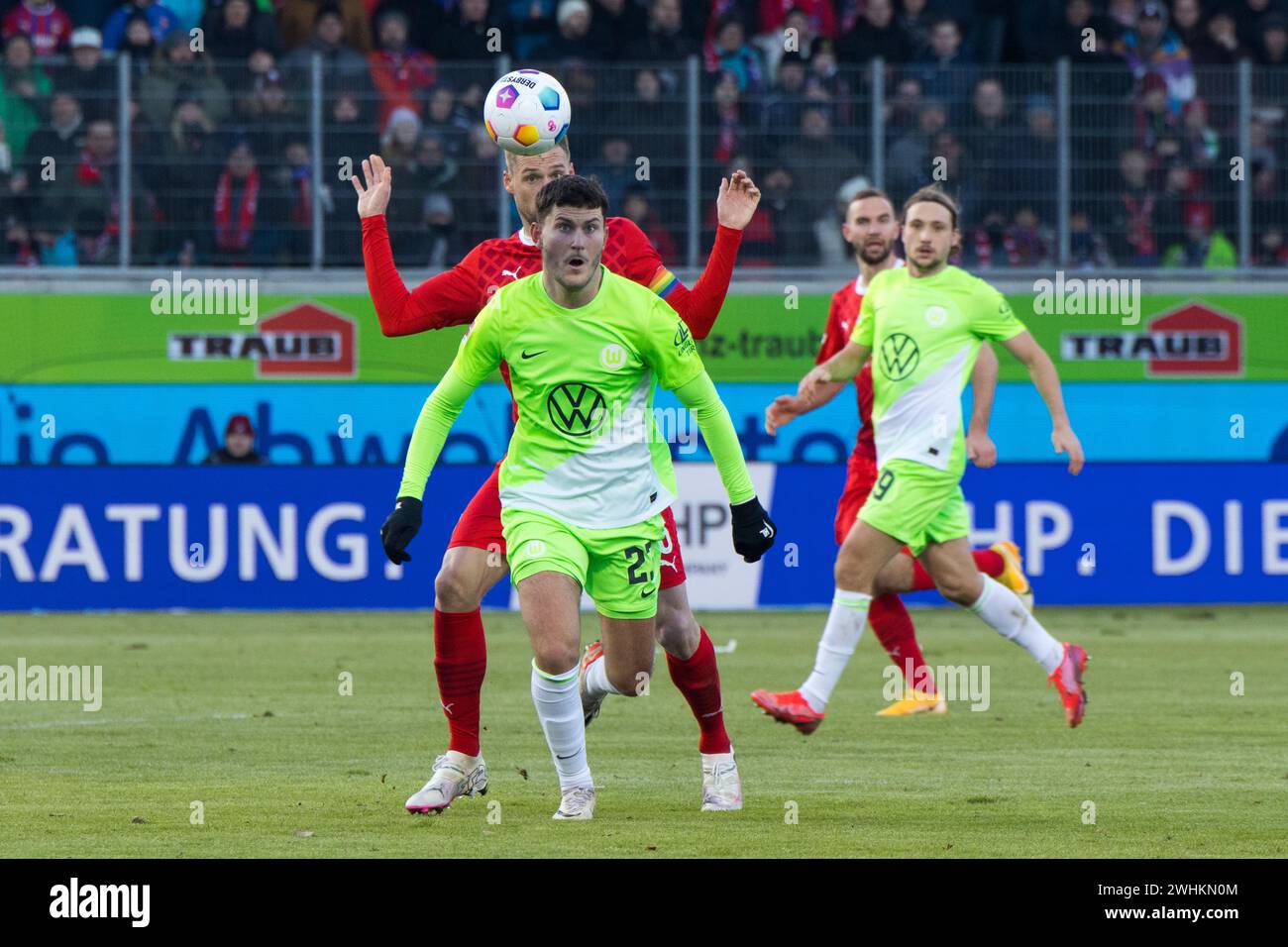 Football match, captain Patrick MAINKA 1.FC Heidenheim heads over Jonas ...