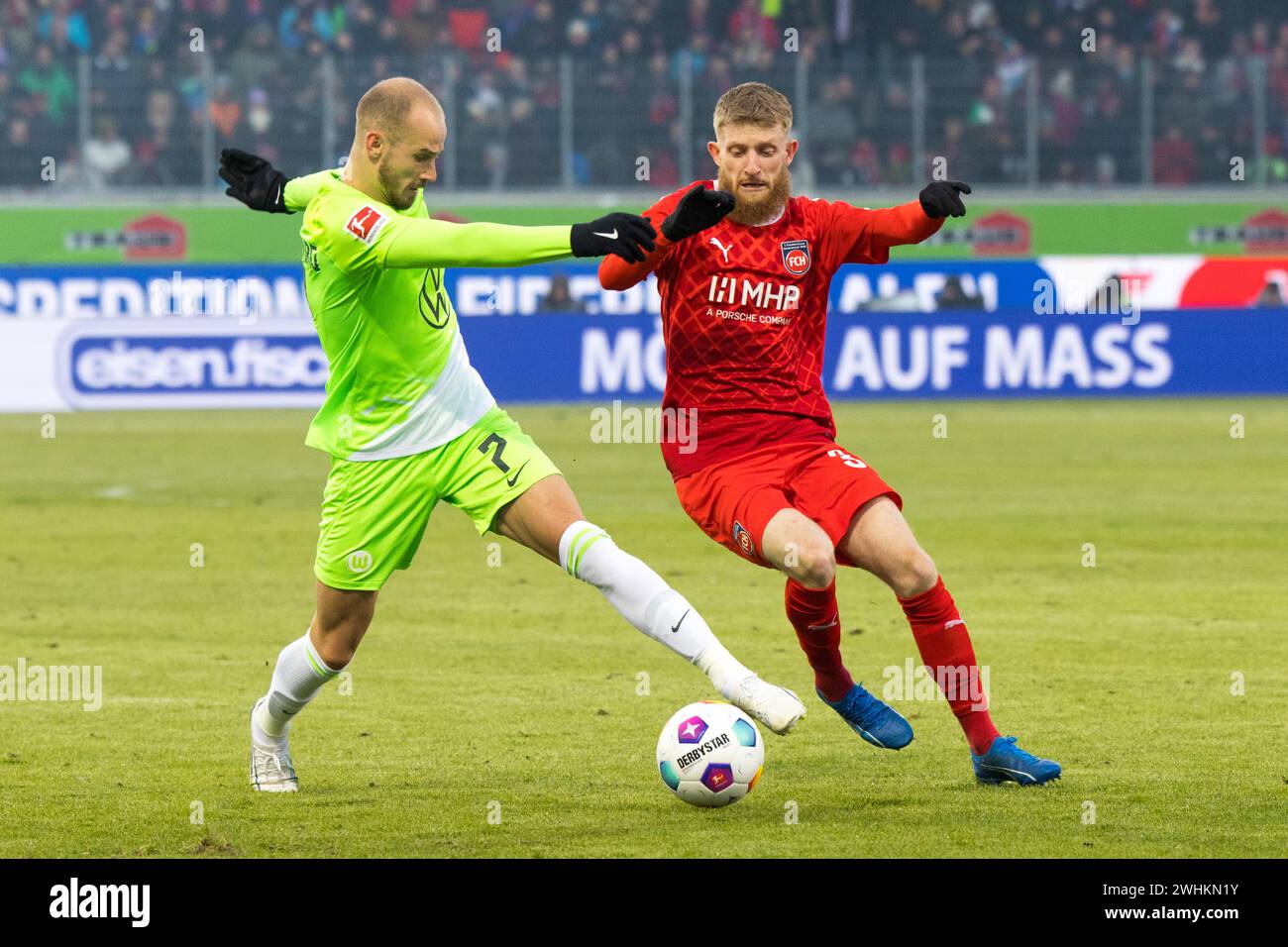 Football match, Jan-Niklas BESTE 1.FC Heidenheim right gets the ball ...
