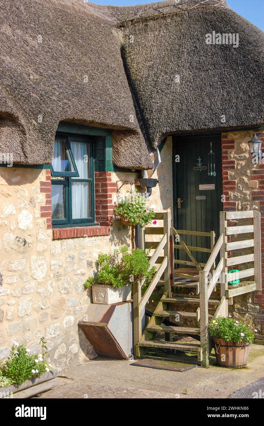 Charming English cottage with thatched roof Stock Photo - Alamy