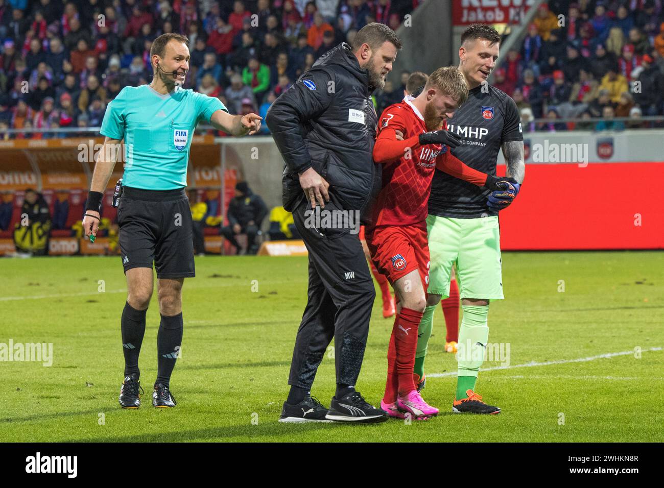 Football match, referee Bastian DANKERT shows physiotherapist Marc ...