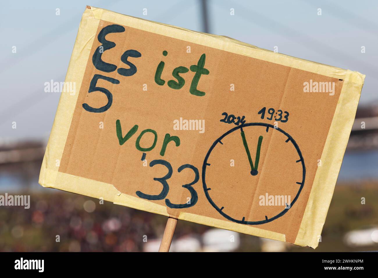 Sign with clock and inscription 5 to 33, seizure of power by the ...