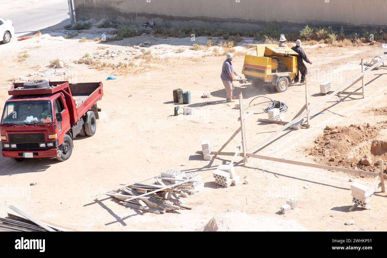 Workman dig hole hi-res stock photography and images - Alamy