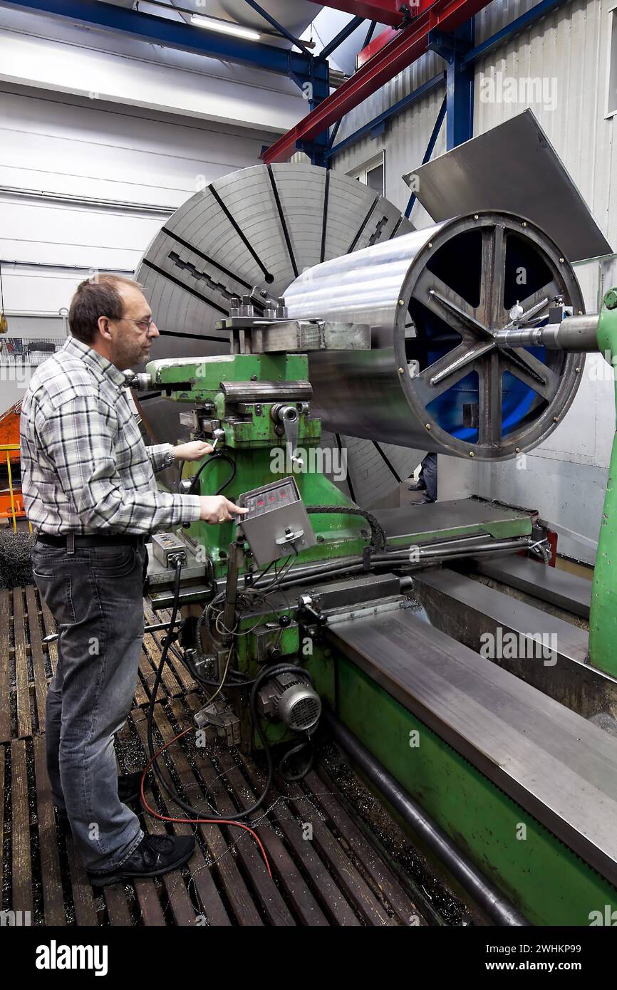 An older worker in the metal industry at a CNC milling machine Stock ...