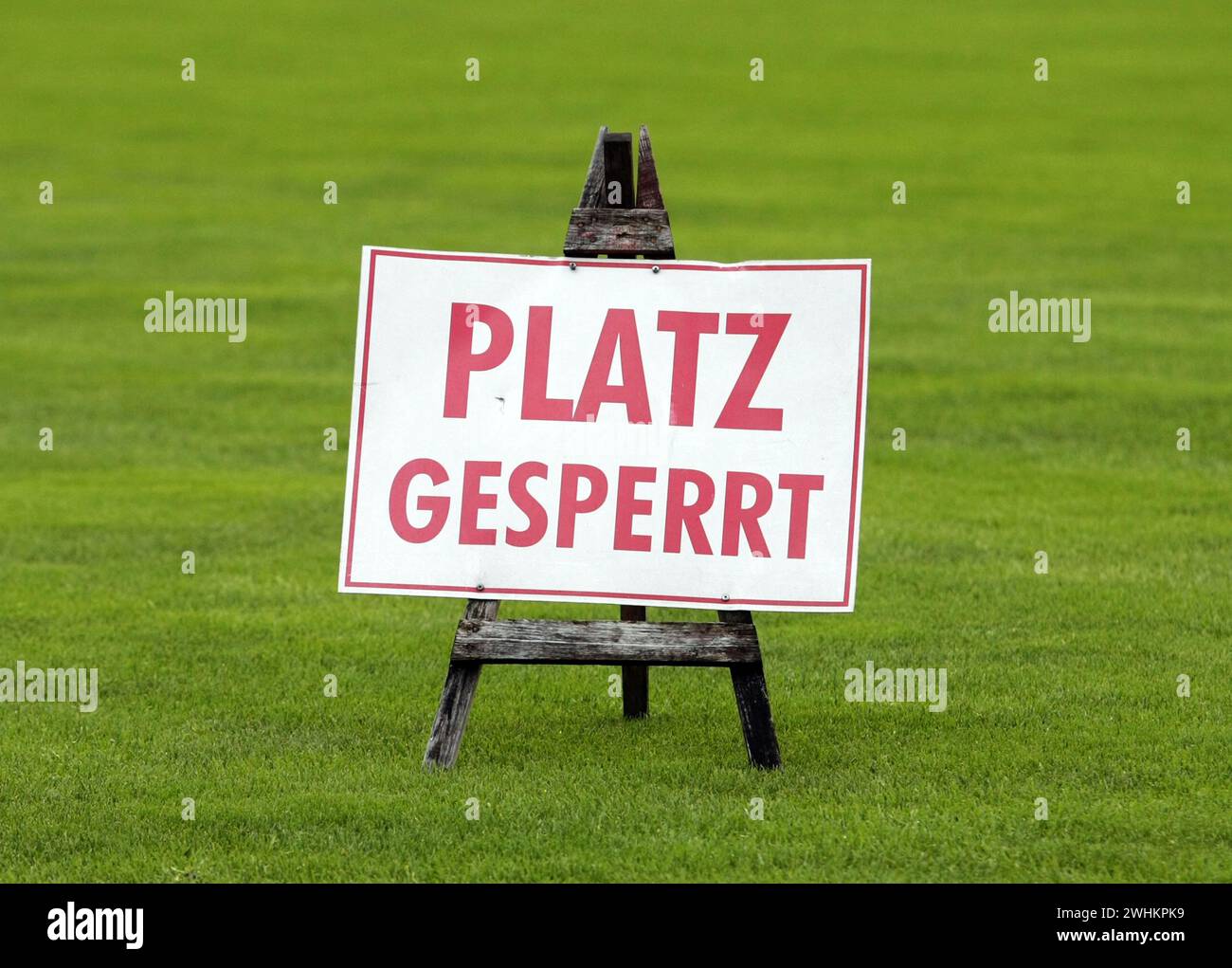Field sports closed sign hi-res stock photography and images - Alamy