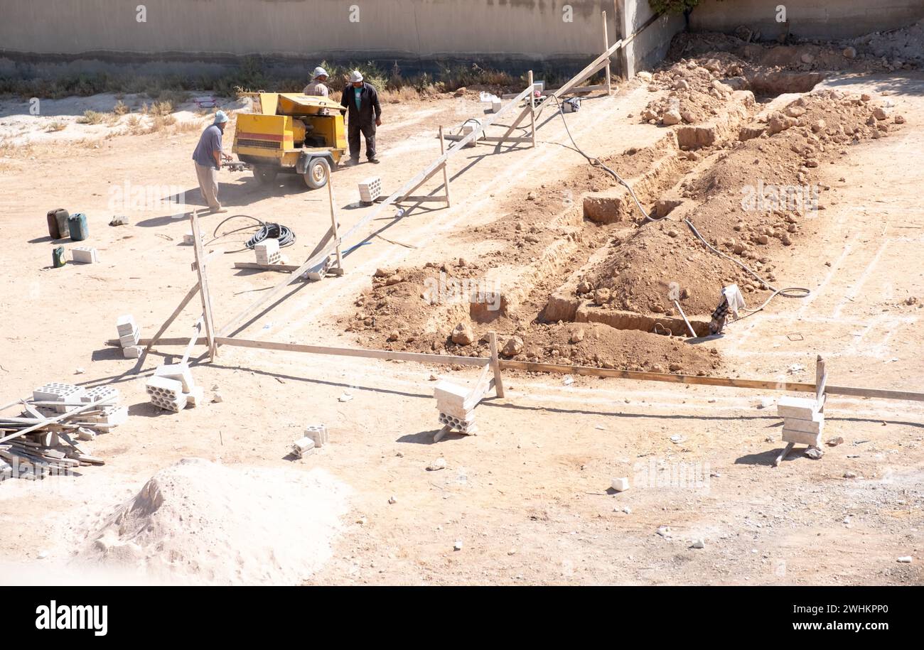 Workman dig hole hi-res stock photography and images - Alamy