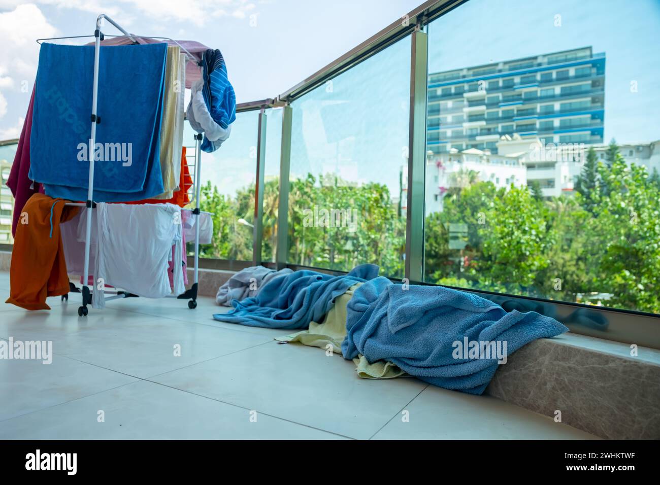 Side view for towels on the floor and wash rack Stock Photo - Alamy