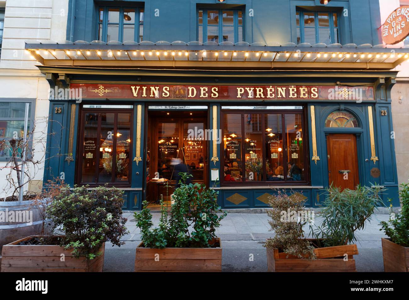Vins des Pyrenees is traditional French restaurant located in 4th ...