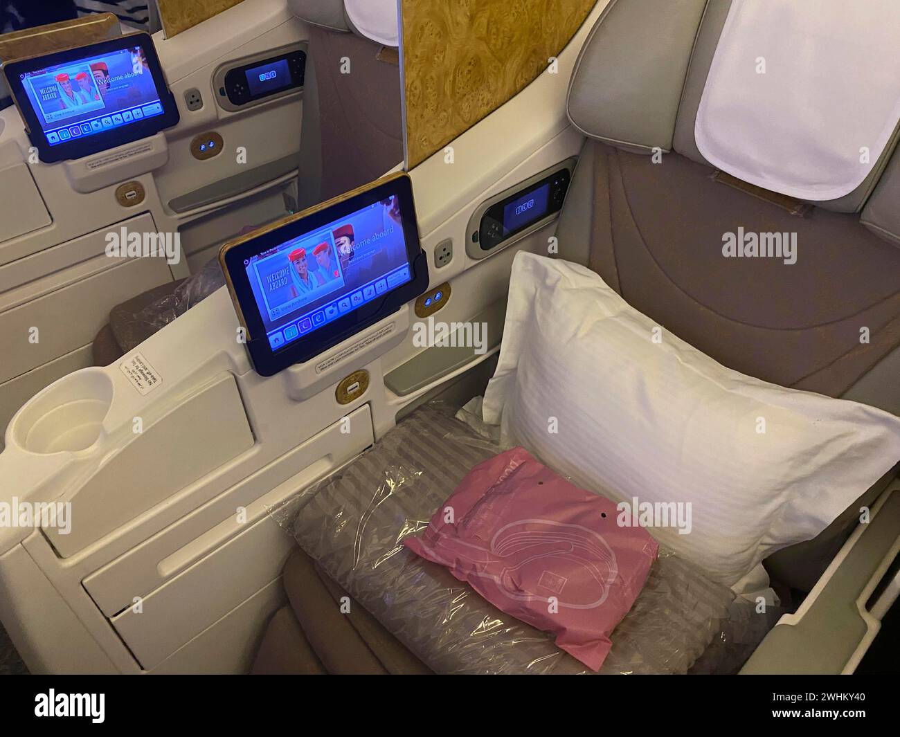 Boeing 777 interior hi-res stock photography and images - Alamy