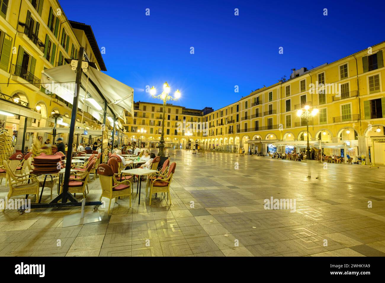 Blue hour plaza de hi-res stock photography and images - Alamy