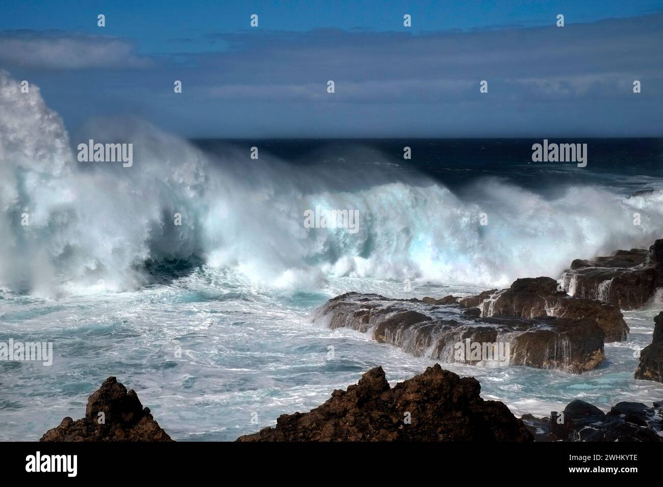 Waves hi-res stock photography and images - Alamy