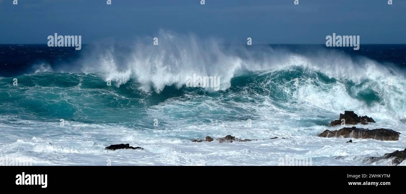 Wave goes over Stock Photo - Alamy