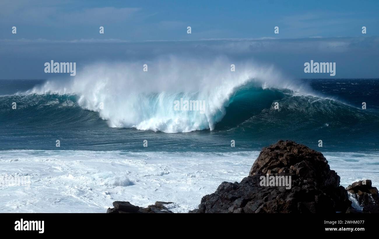 Wave breaker hi-res stock photography and images - Alamy