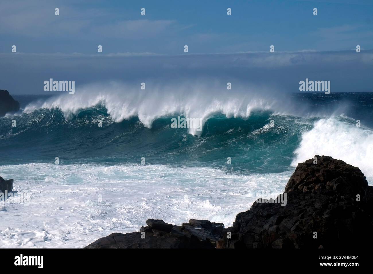Wave surge hi-res stock photography and images - Alamy